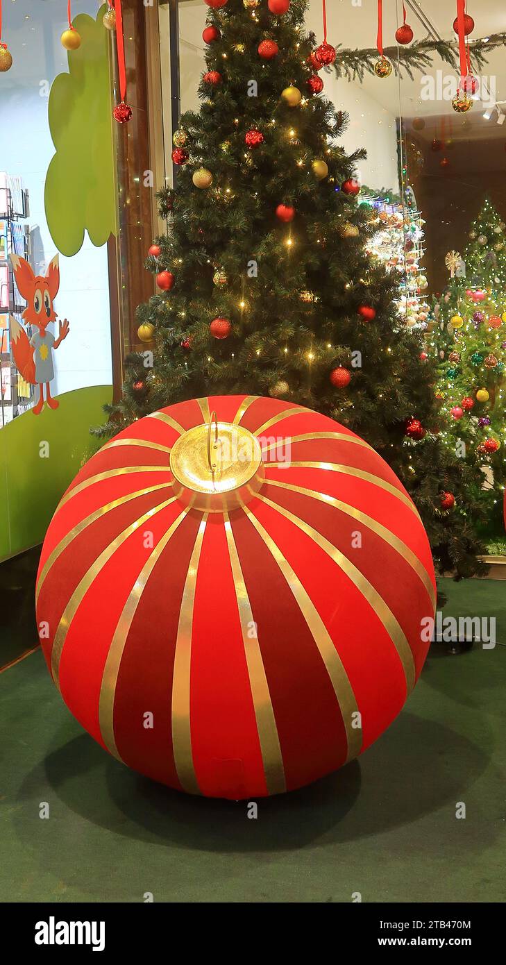 Very large christmas tree hi-res stock photography and images - Alamy