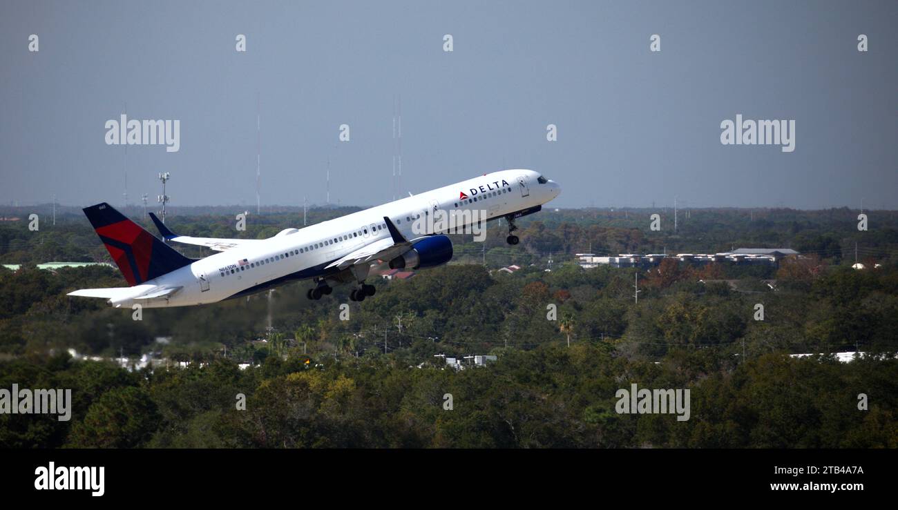 Commercial jet during takeoff hi-res stock photography and images - Alamy