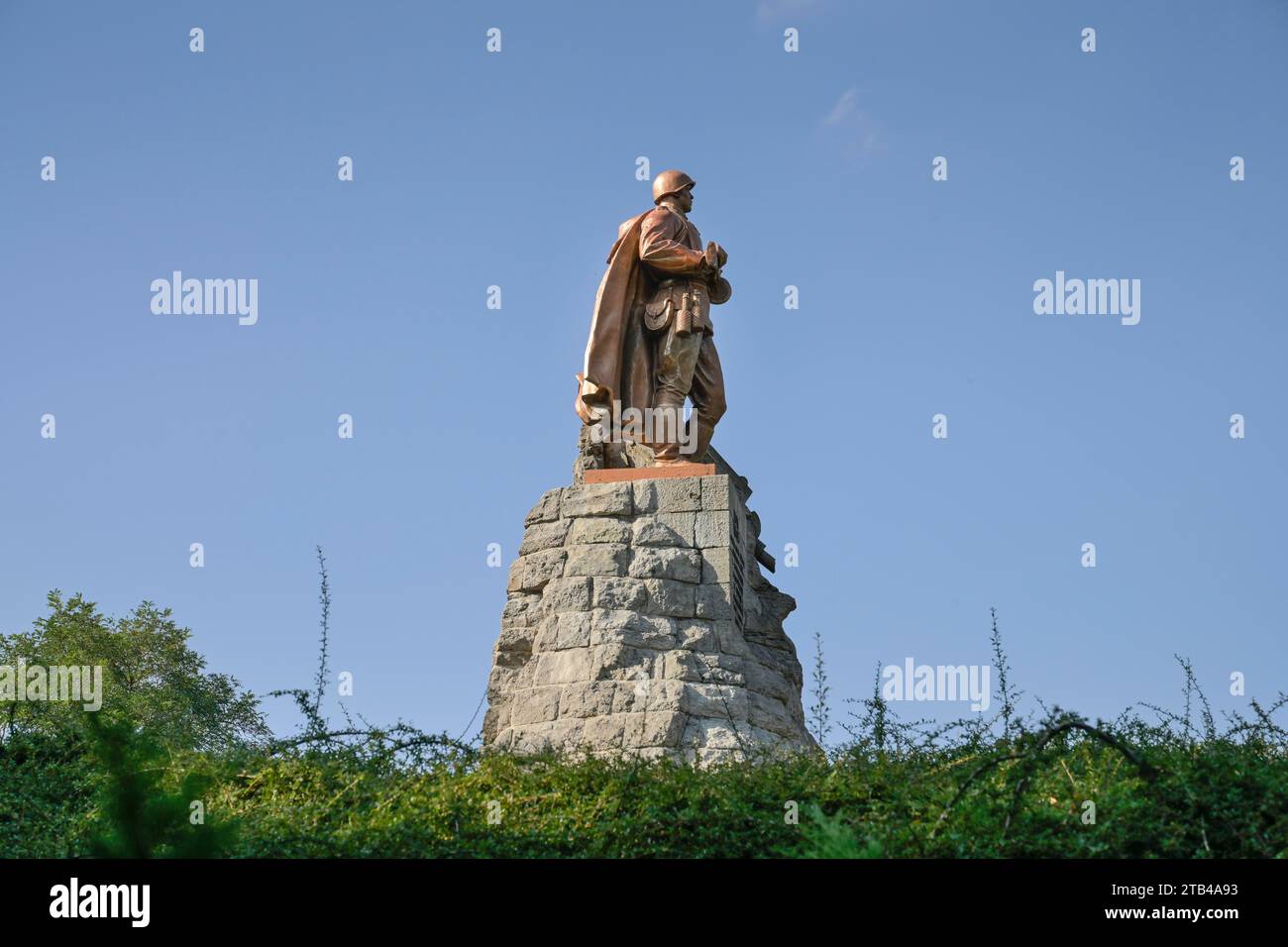 Monument, soldier with AK Kalashnikov, Seelow Heights Memorial, Seelow ...