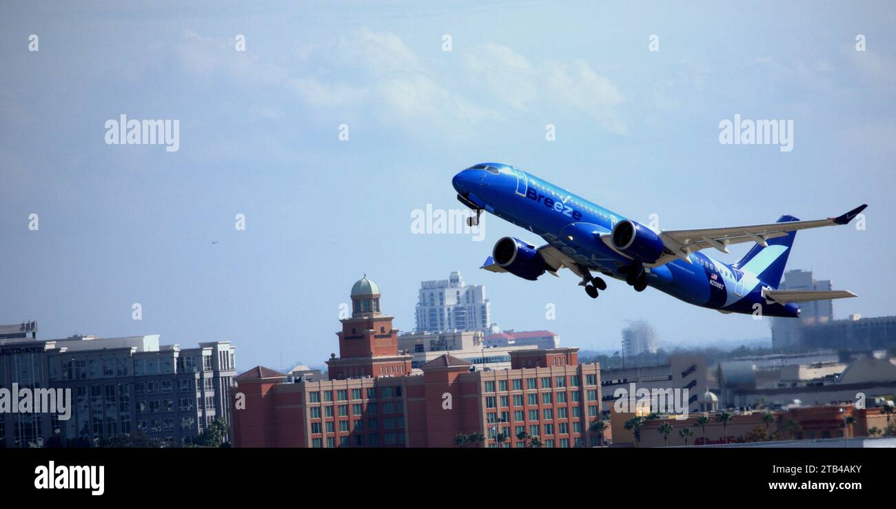 Commercial jet take off hi-res stock photography and images - Alamy