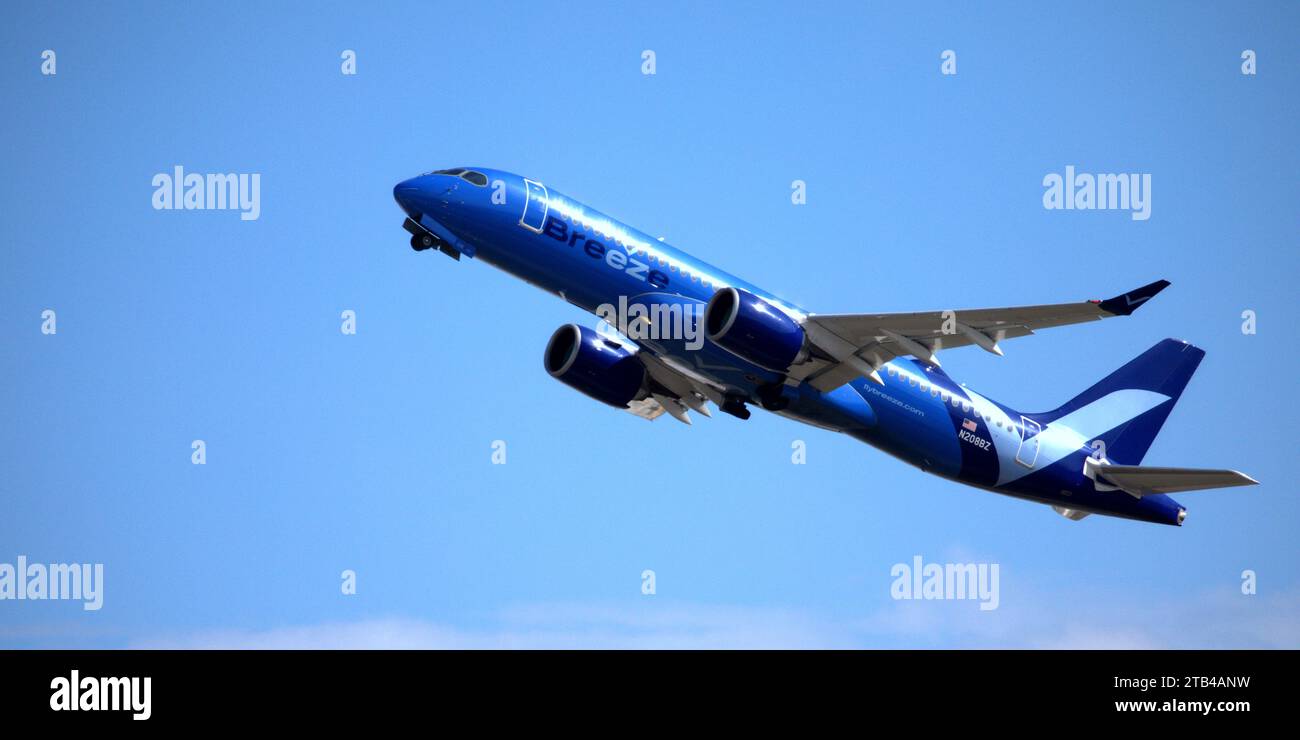 Commercial jet during takeoff hi-res stock photography and images - Alamy