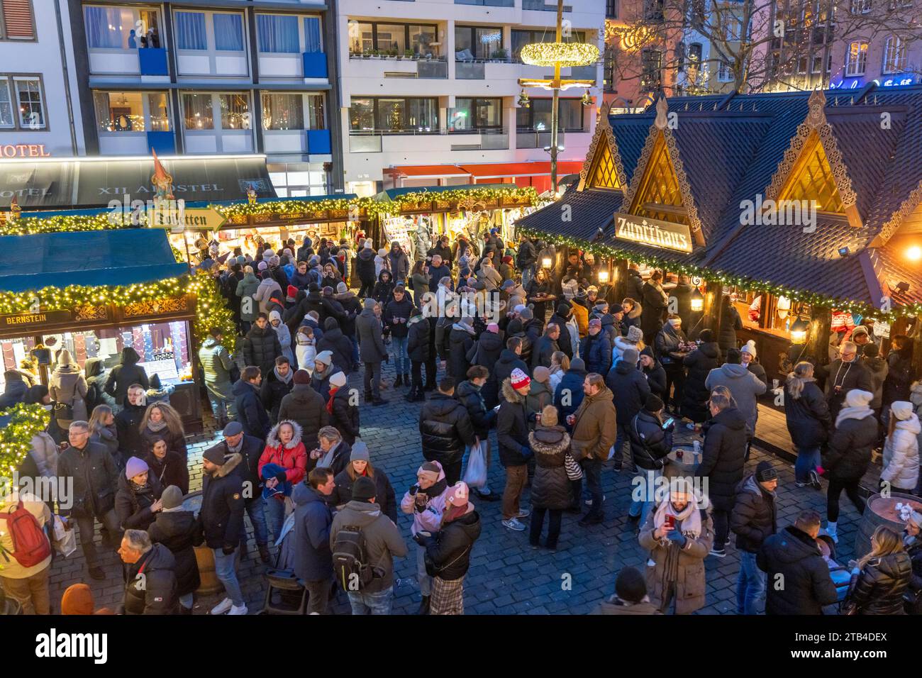 Christmas market on the Heumarkt in the old town of Cologne, Cologne ...