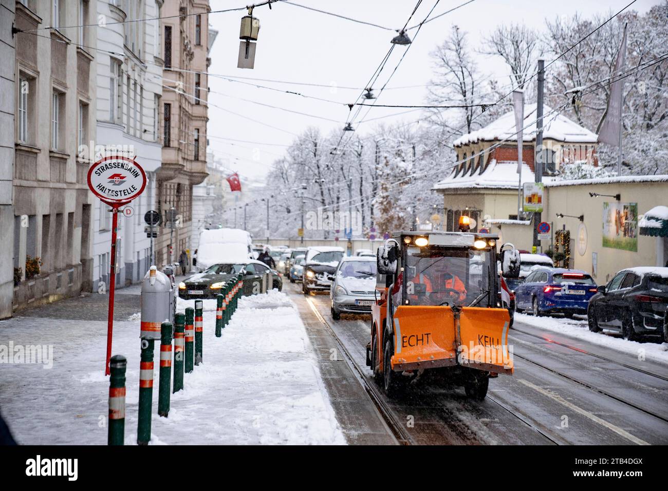 Wien, Österreich. 2. Dezember 2023. Schneepflug fährt in der Wiener ...