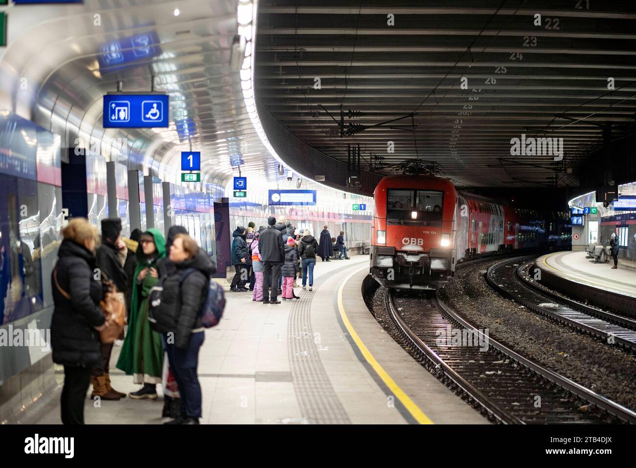 Wien, Österreich. 2. Dezember 2023. ÖBB-Taurus Lok, die Wiesel Zug ...