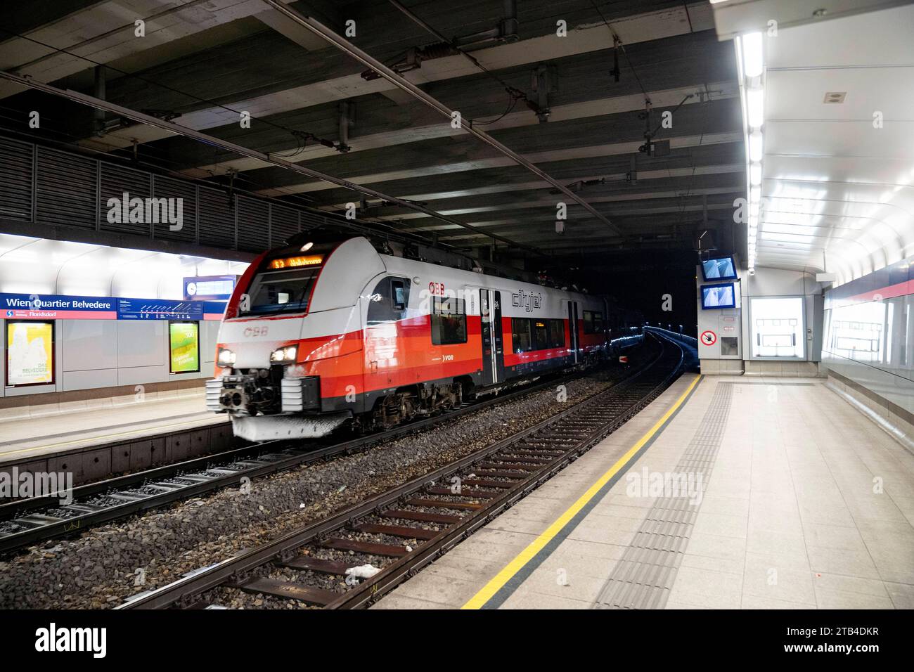 Wien, Österreich. 2. Dezember 2023. ÖBB-Cityjet-Zug fährt im Bahnhof ...