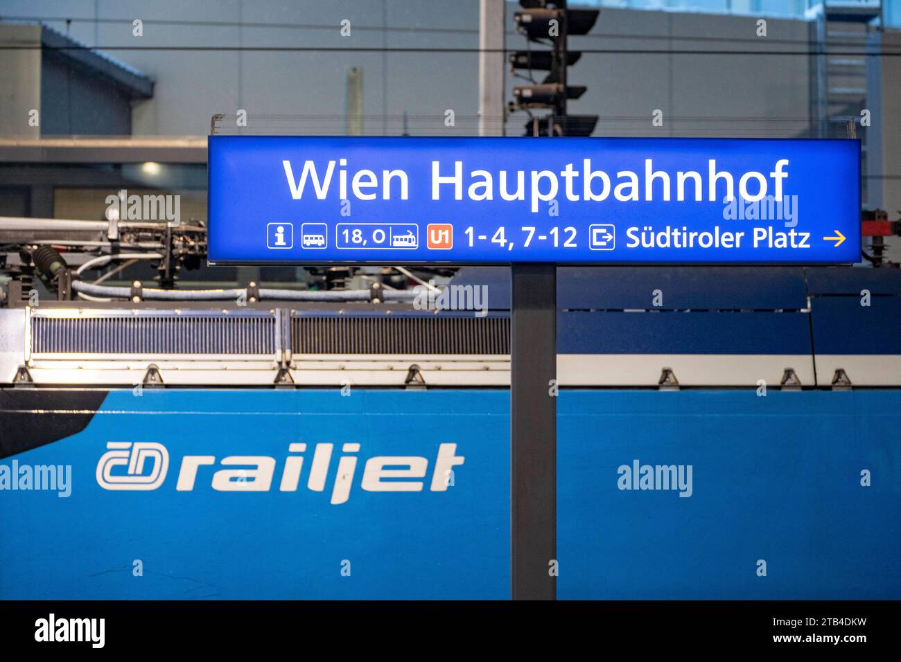 Wien, Österreich. 2. Dezember 2023. Railjet Taurus Lok der CD Ceske ...