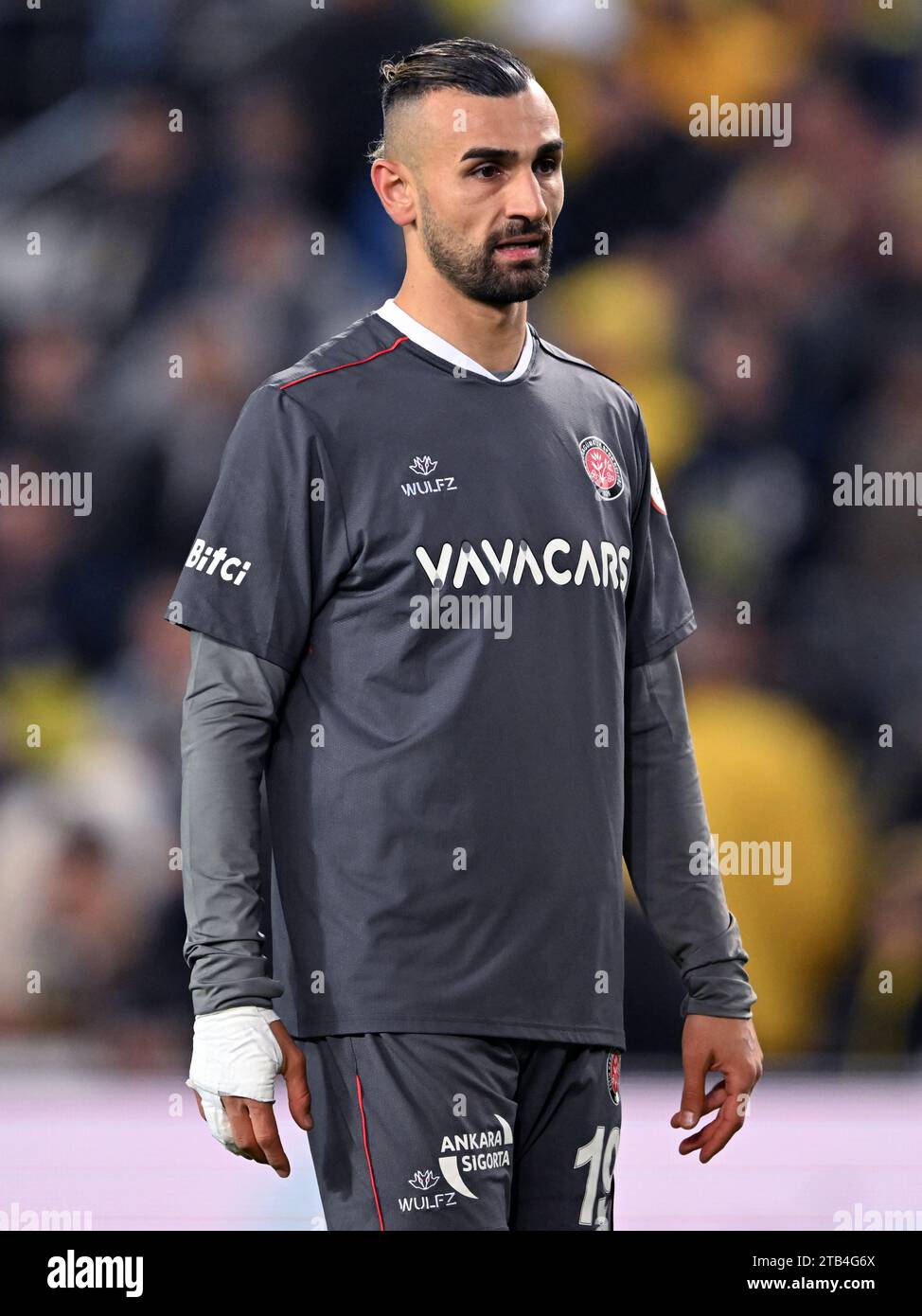 ISTANBUL - Serdar Dursun of Vavacars Fatih Karagumruk during the ...