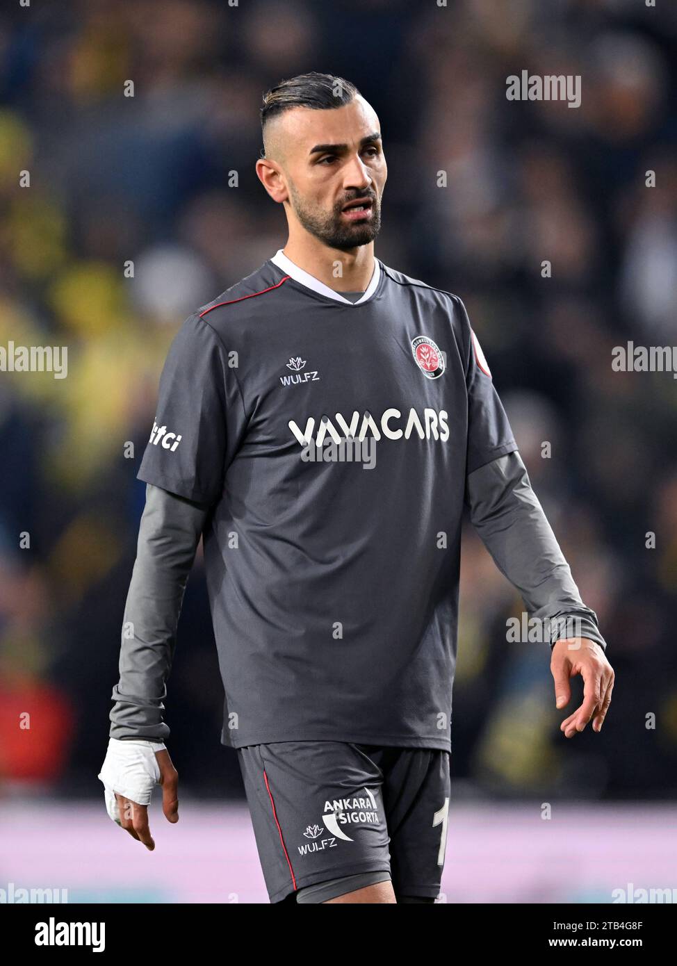ISTANBUL - Serdar Dursun of Vavacars Fatih Karagumruk during the ...