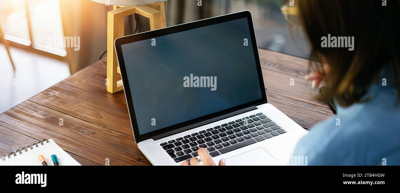 Laptop email screen hi-res stock photography and images - Alamy