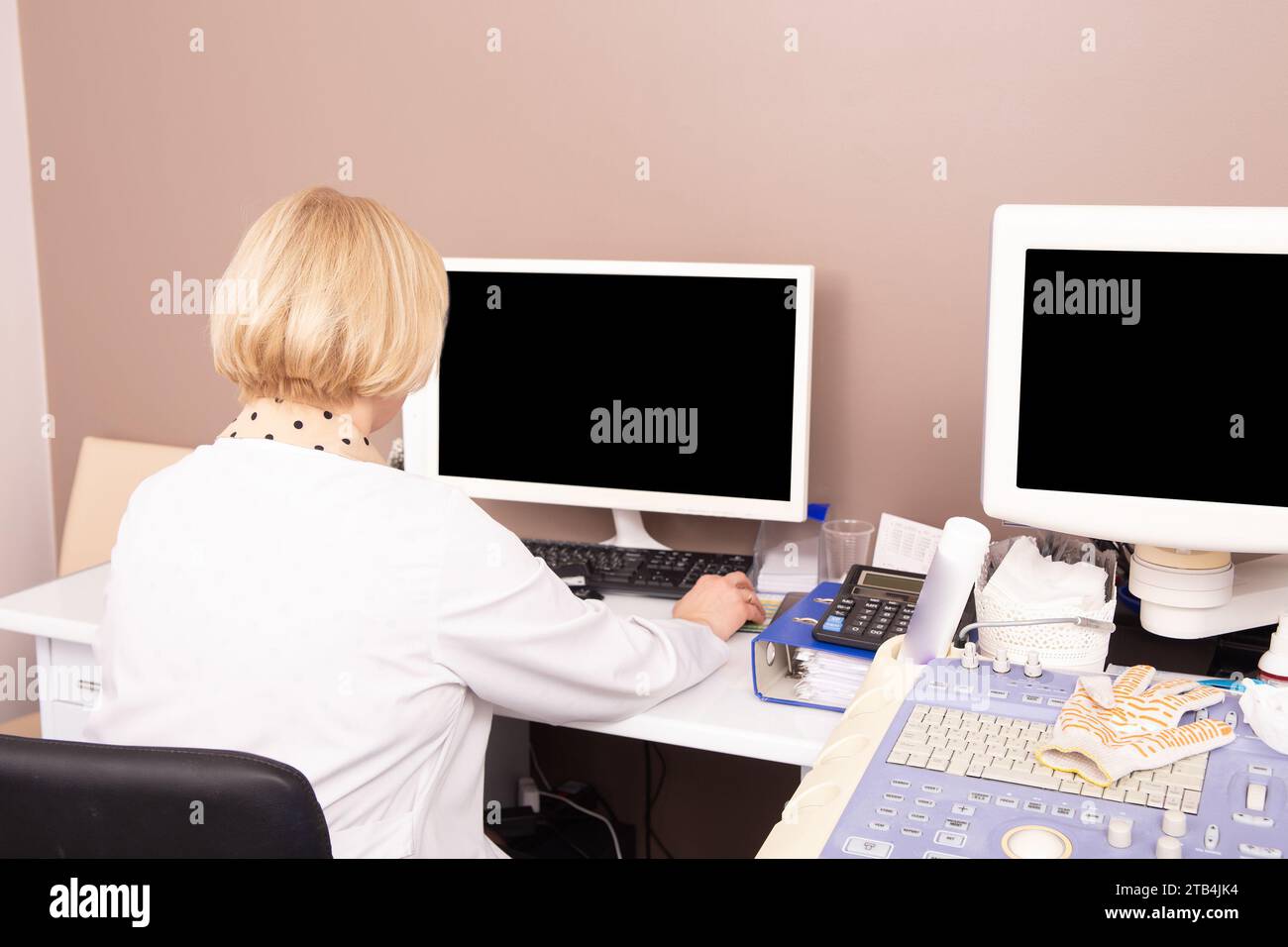 Doctor back view hospital hi-res stock photography and images - Alamy