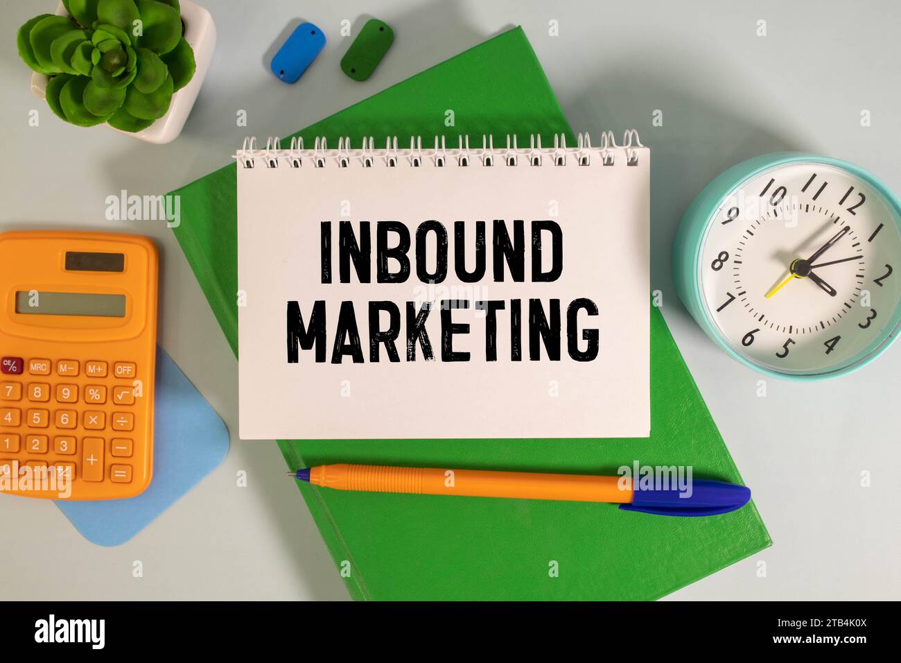 Business concept. Notebook with text INBOUND MARKETING on pink paper ...