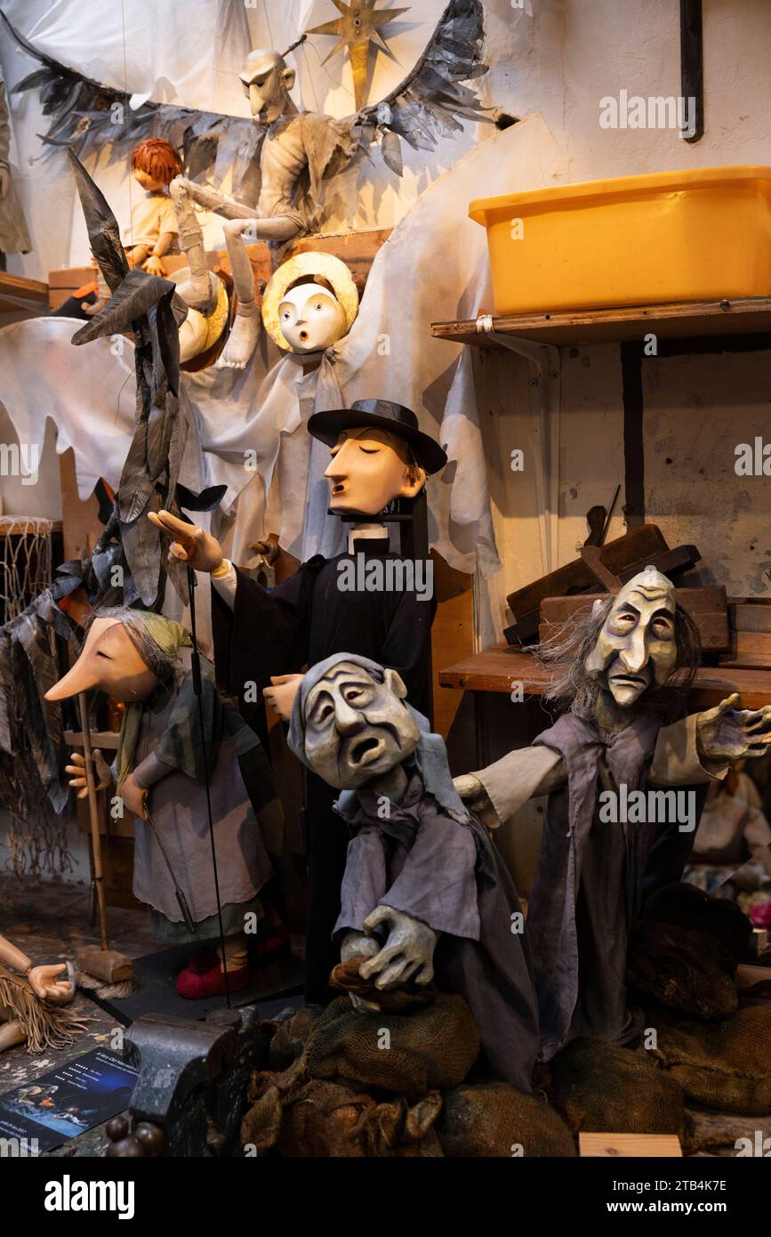 Renowned puppetry artist Lyndie Wright opens her workshop showcasing ...