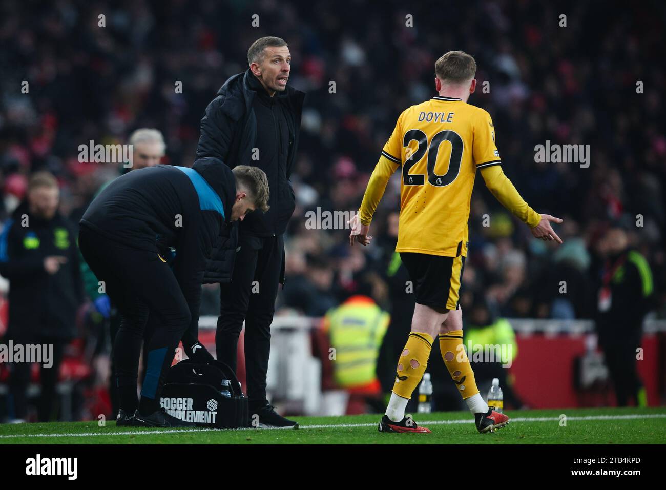 LONDON, UK - 2nd Dec 2023: Wolverhampton Wanderers Head Coach Gary O ...