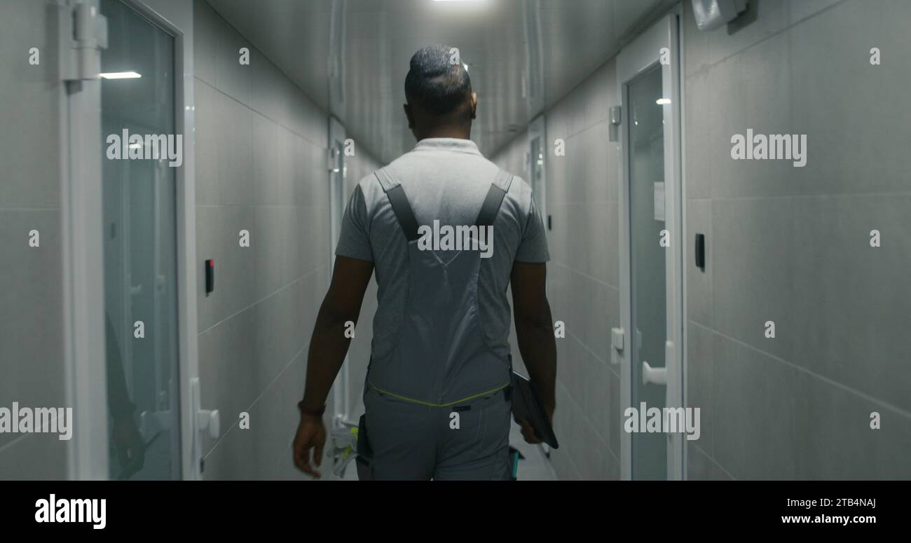 Worker tablet walks facility industrial hi-res stock photography and ...