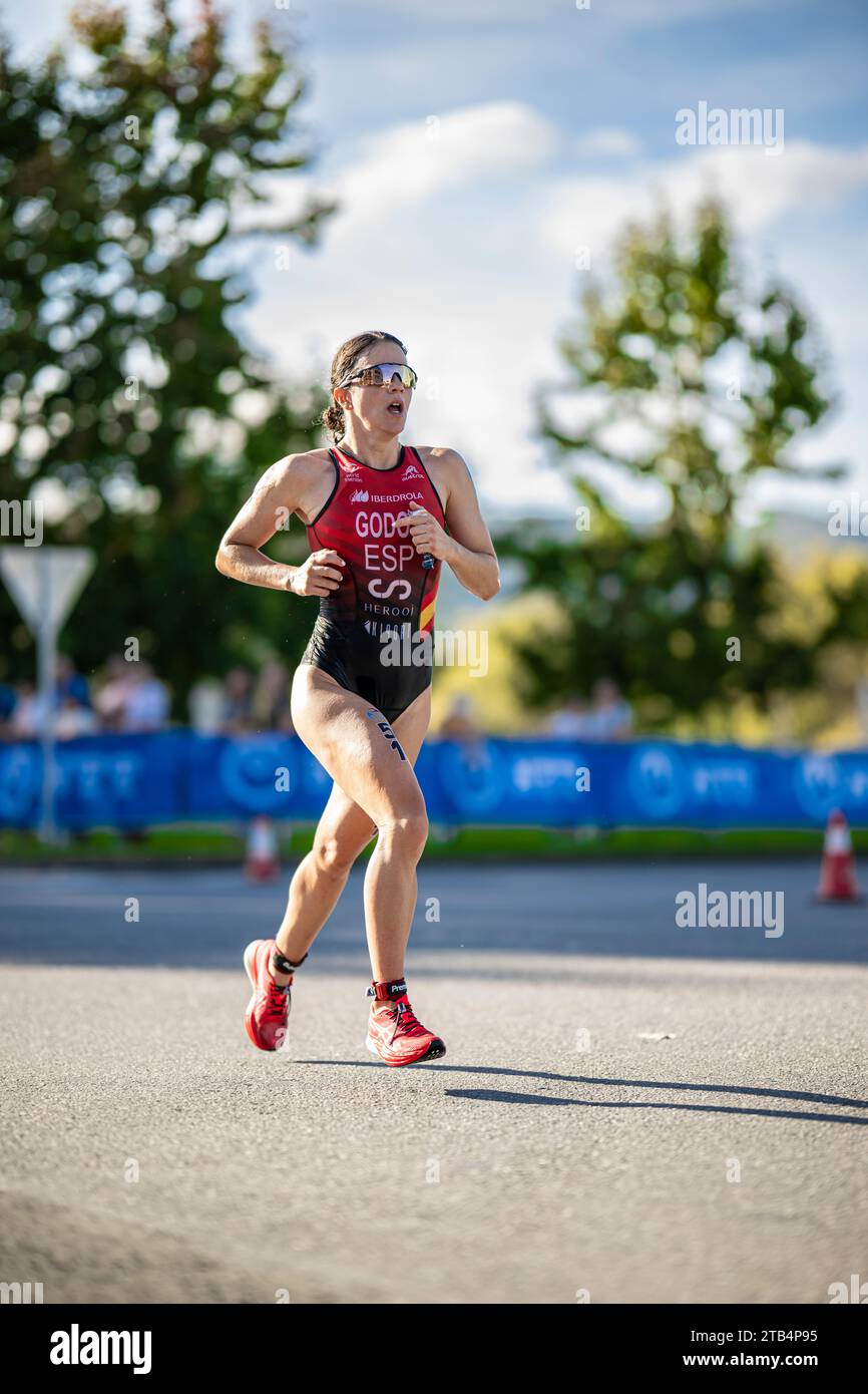 Anna Godoy Contreras running in Pontevedra in the 2023 World Triathlon ...