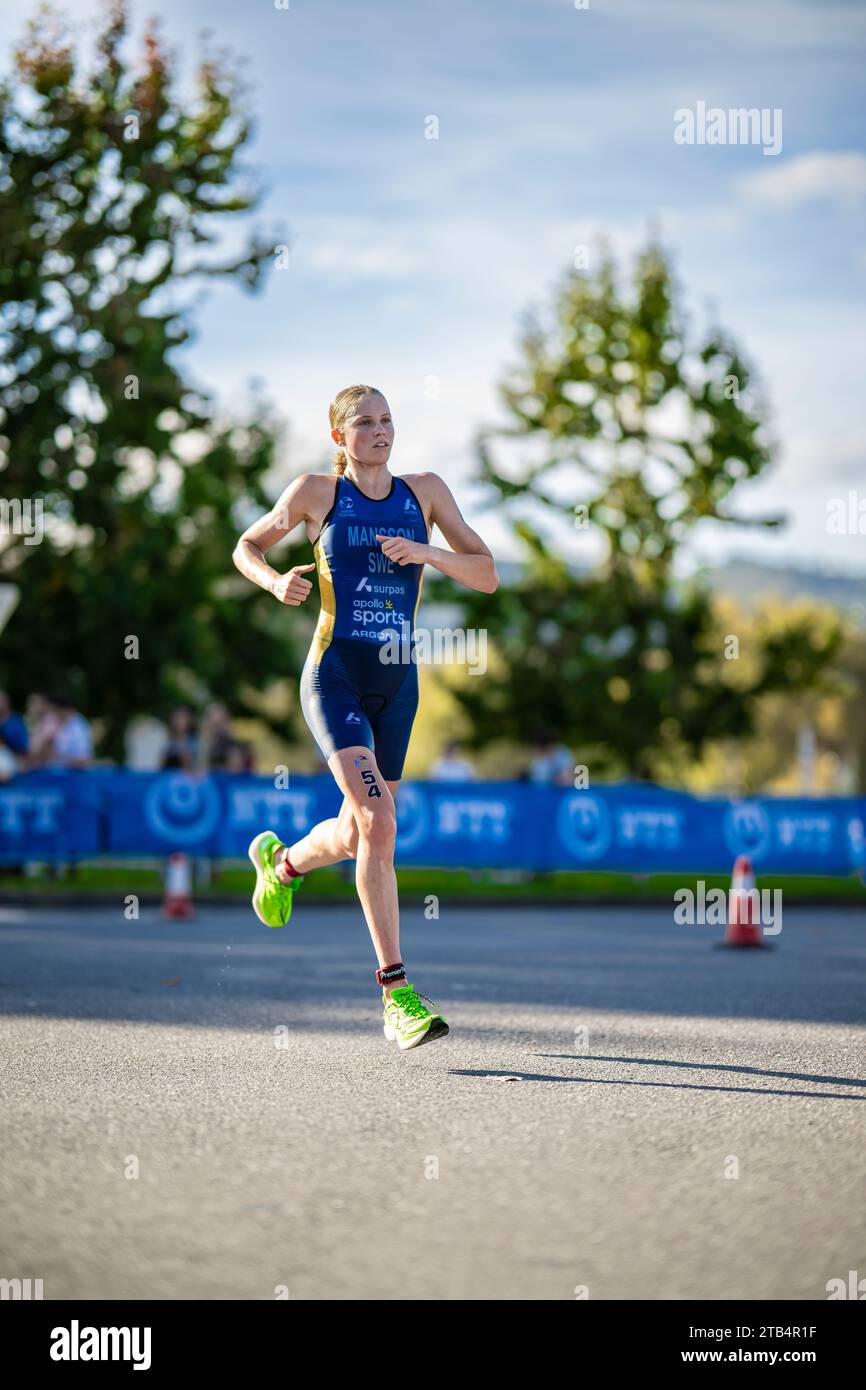 Tilda Månsson running in Pontevedra in the 2023 World Triathlon ...