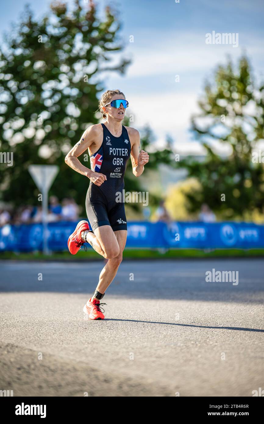 Beth Potter running in Pontevedra in the 2023 World Triathlon ...