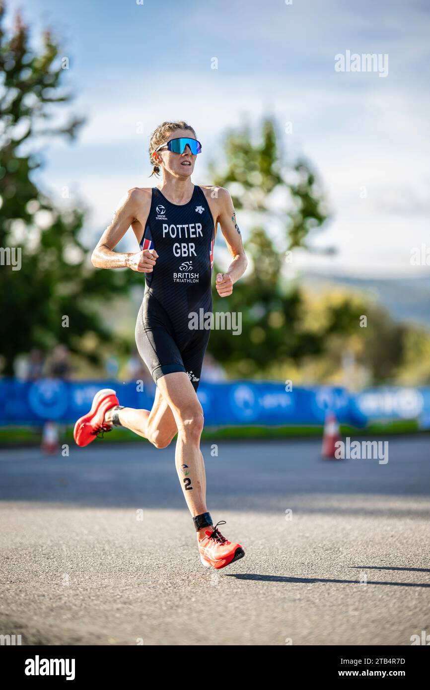 Beth Potter running in Pontevedra in the 2023 World Triathlon ...