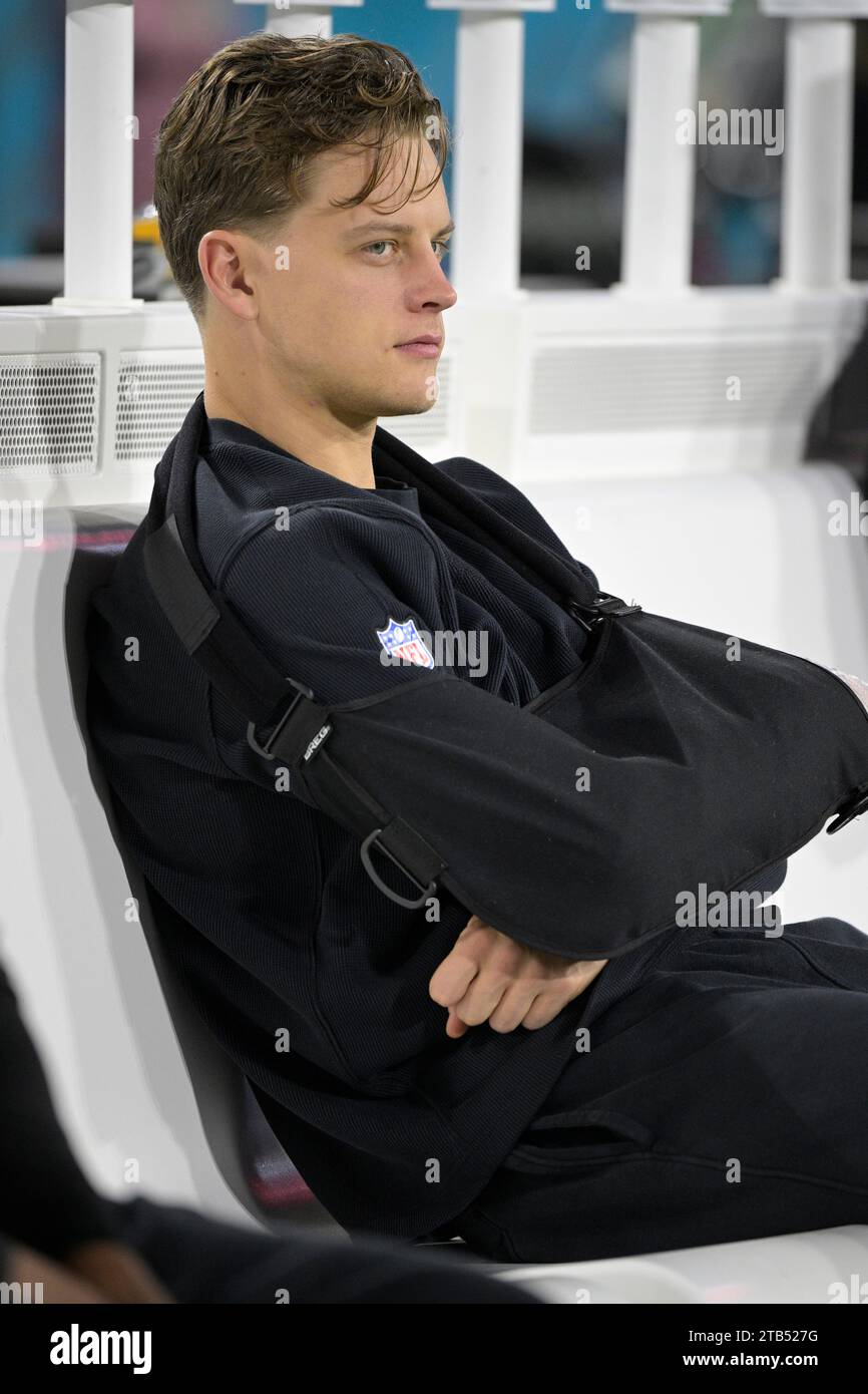Injured Cincinnati Bengals quarterback Joe Burrow watches from the ...