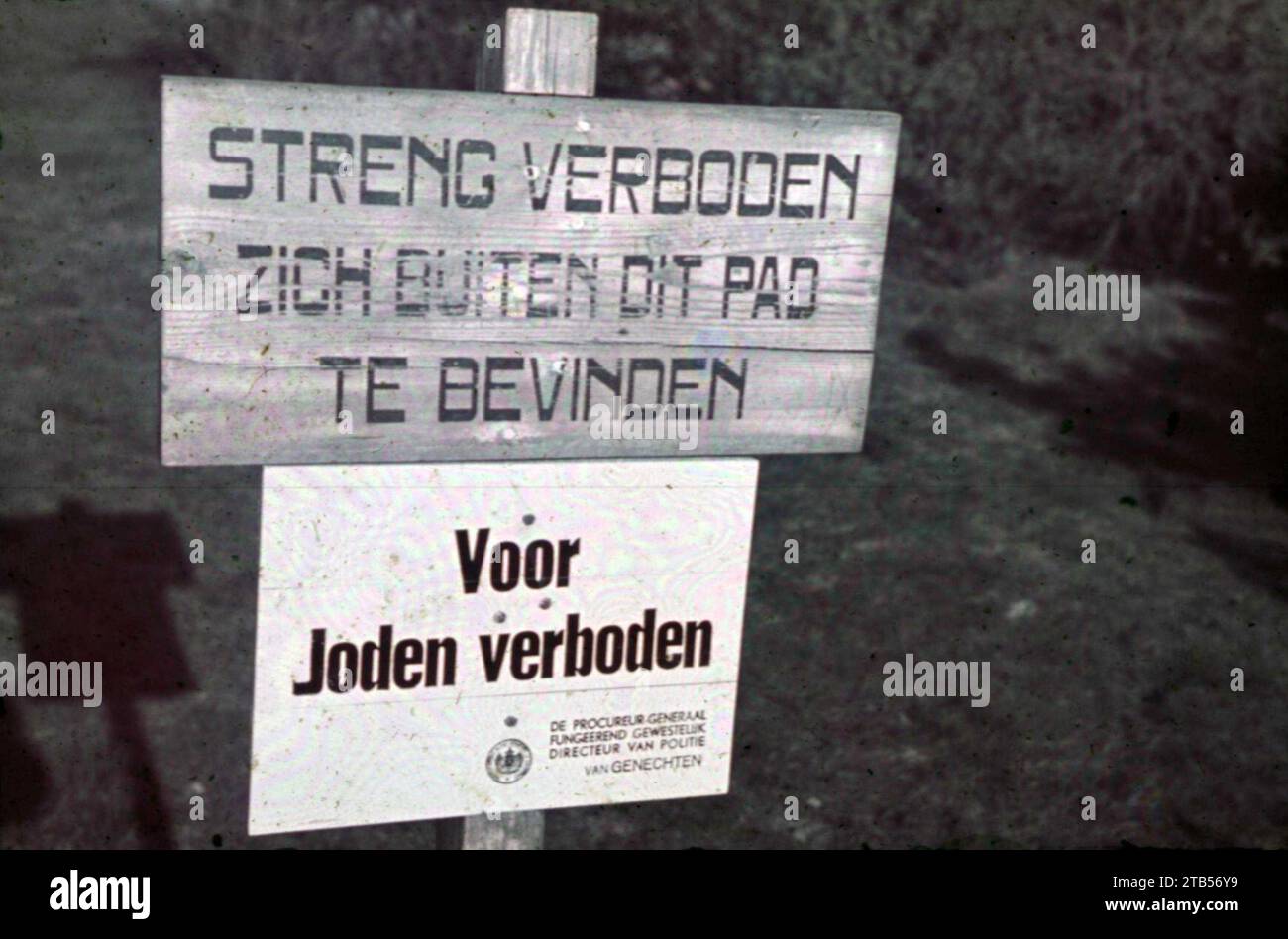 Voor Joden verboden' bord - Fotodienst der NSB - NIOD - 210953 Stock ...