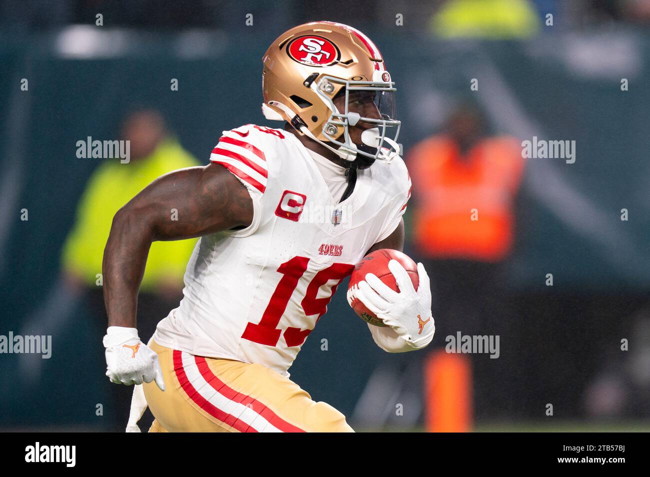 San Francisco 49ers wide receiver Deebo Samuel (19) returns the kick ...