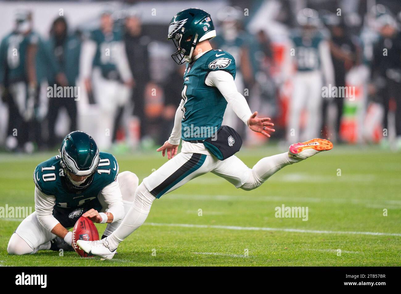 Philadelphia Eagles kicker Jake Elliott (4) kicks the field Goa with ...