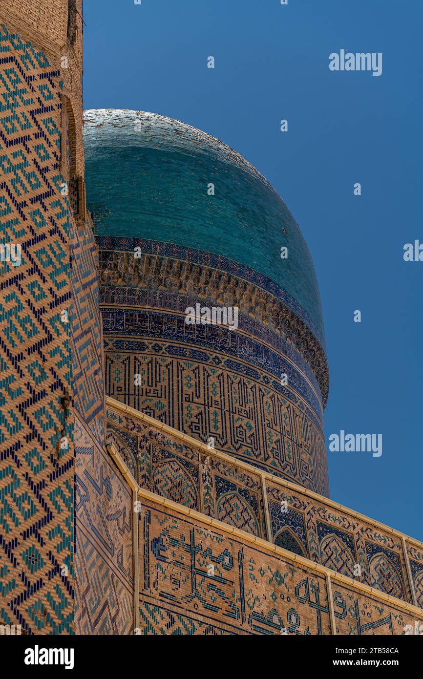 Close up on beautiful dome of Bibi-Khanym Mosque in Samarkand ...