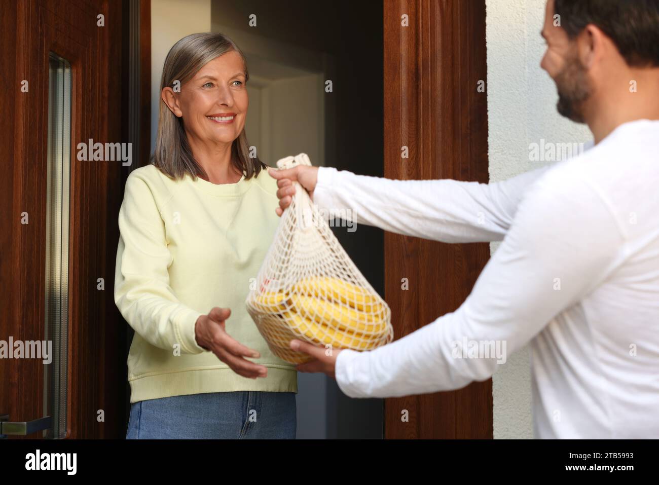 Food to neighbours door hi-res stock photography and images - Alamy