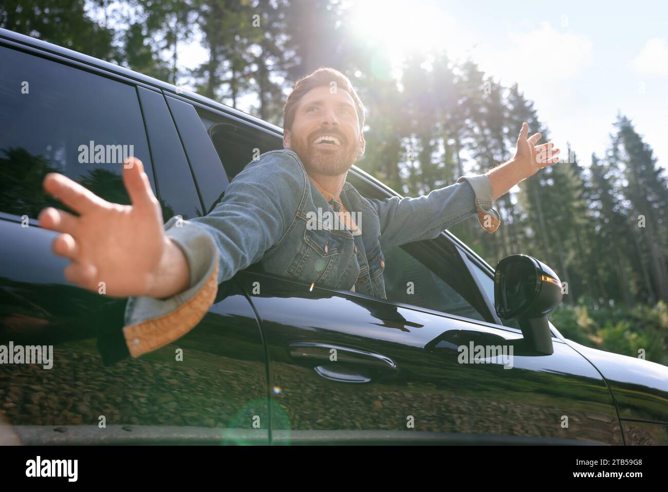 Man leaning out of car window hi-res stock photography and images - Alamy