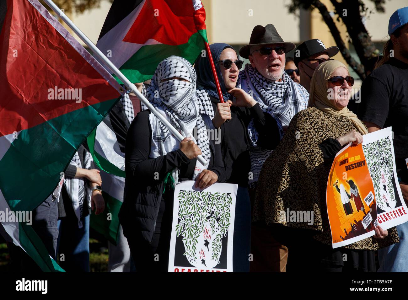 Dallas, Texas, USA. 4th Dec, 2023. A family stands in the sun in ...