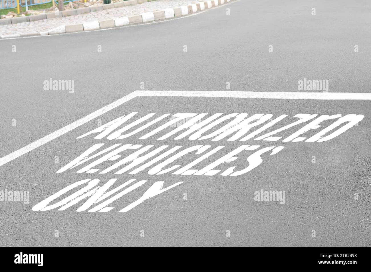 Authorized vehicles only sign hi-res stock photography and images - Alamy