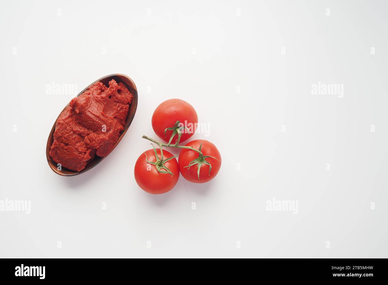 Tomato paste with ripe tomatoes Stock Photo - Alamy