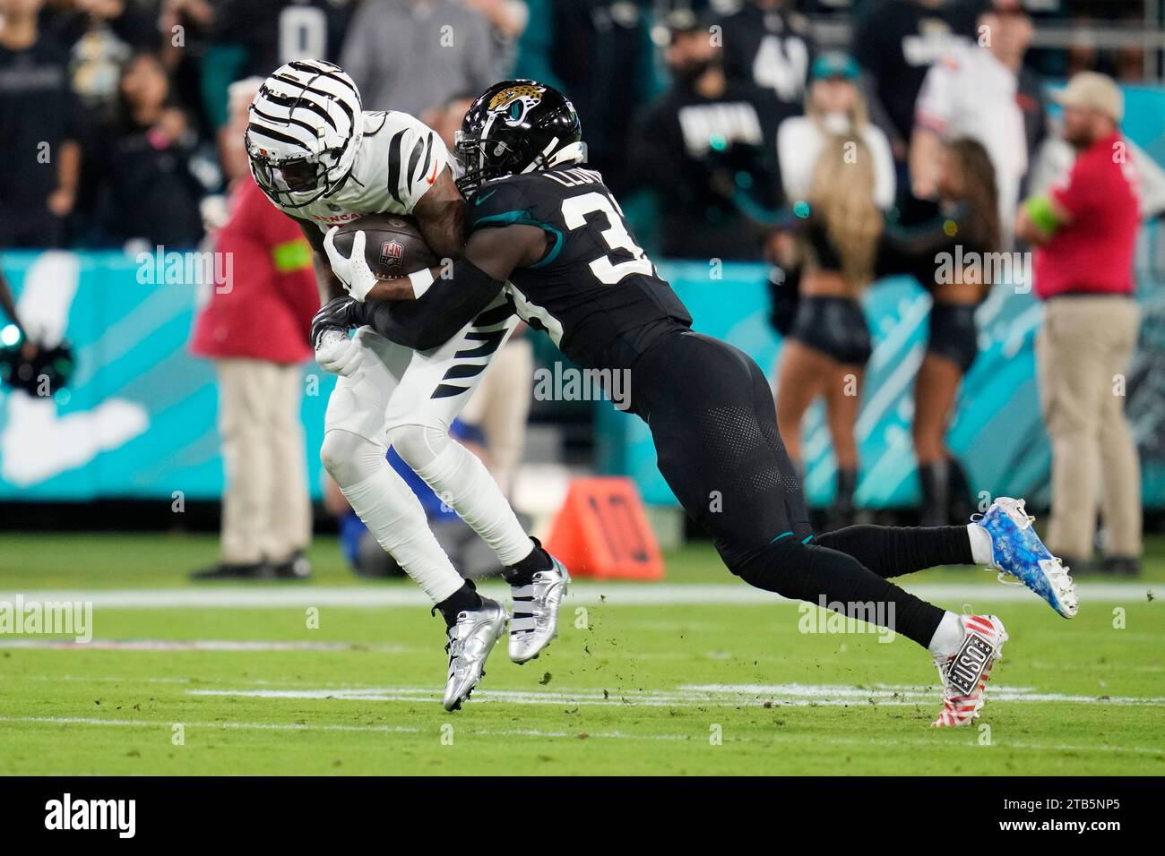 Jacksonville Jaguars linebacker Devin Lloyd (33) tackles Cincinnati ...