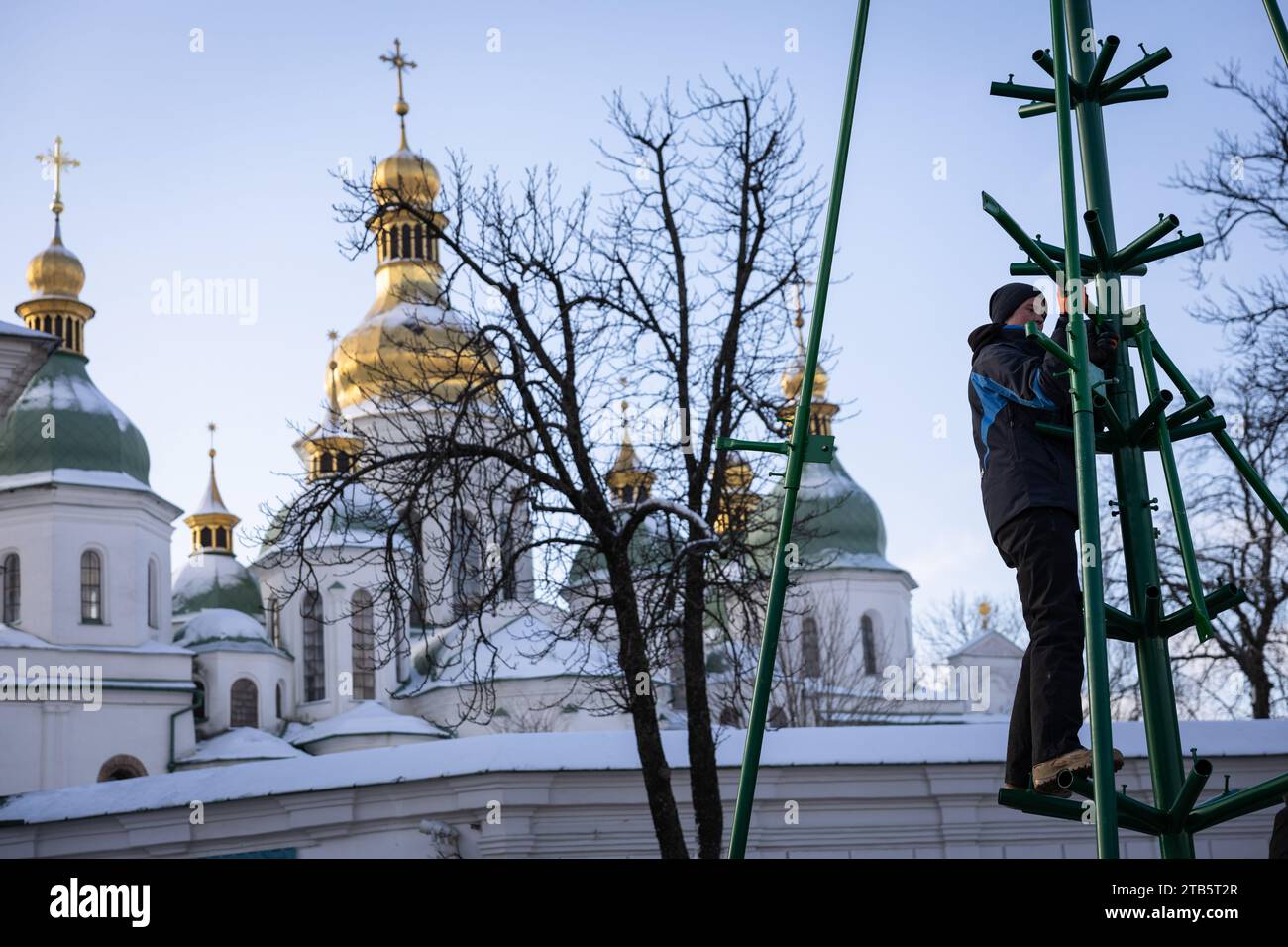 Kyiv, Ukraine. 04th Dec, 2023. Municipal workers install a Christmas ...