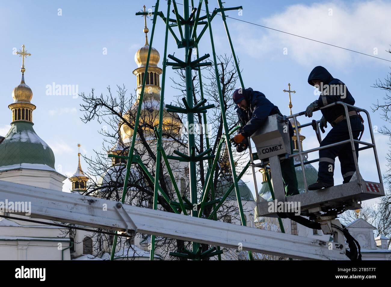 Kyiv, Ukraine. 04th Dec, 2023. Municipal workers install a Christmas ...
