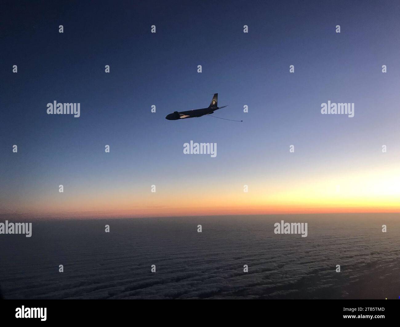 Night aerial refueling hi-res stock photography and images - Alamy