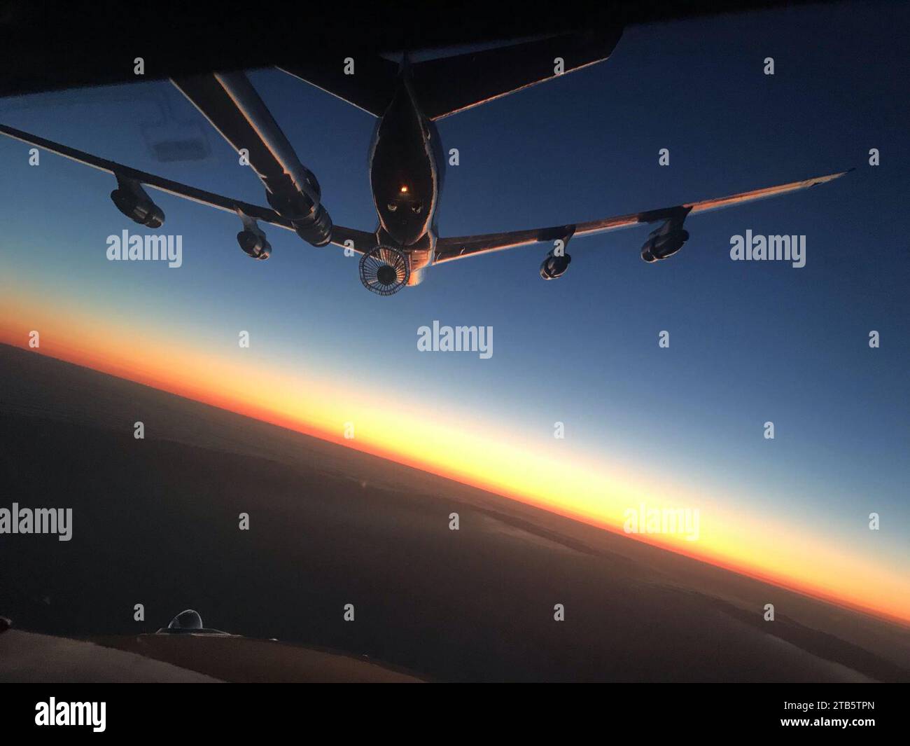 Night aerial refueling hi-res stock photography and images - Alamy