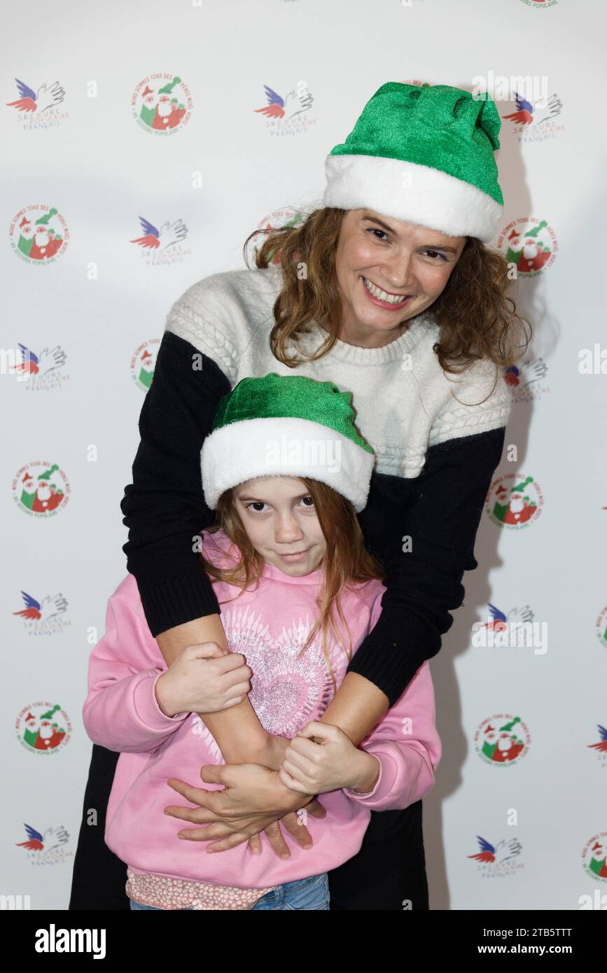 Paris, France. 4th Dec, 2023. Stephanie Pasterkamp and her daughter Lea ...