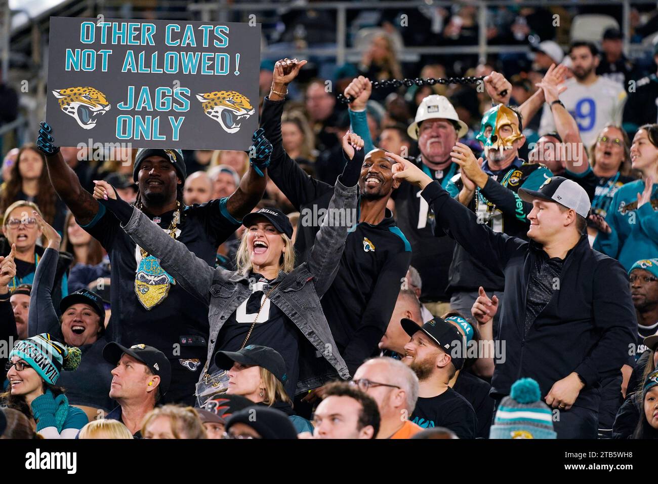 Jacksonville Jaguars fans cheer the team during the second half of an ...