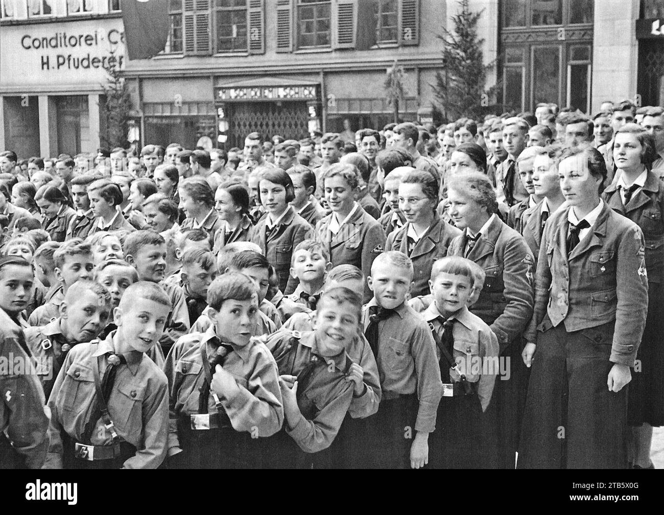 W Kleinfeldt - BDM und Pimpfe auf dem Marktplatz 1.5.1937 (TJiG15 Stock ...