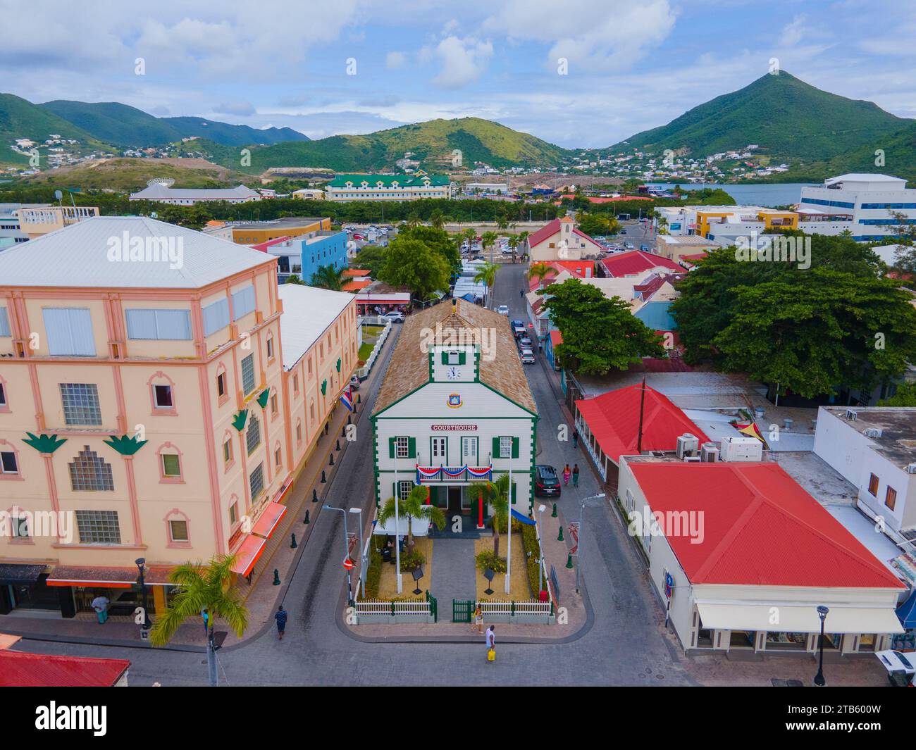 Historical courthouse on the square hi-res stock photography and images ...