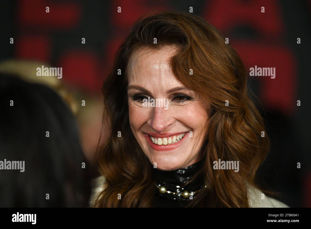 Leave the world behind julia roberts hi-res stock photography and images - Alamy