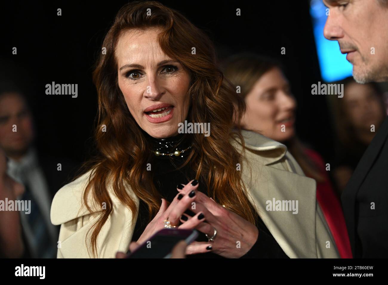 Leave the world behind julia roberts hi-res stock photography and images - Alamy