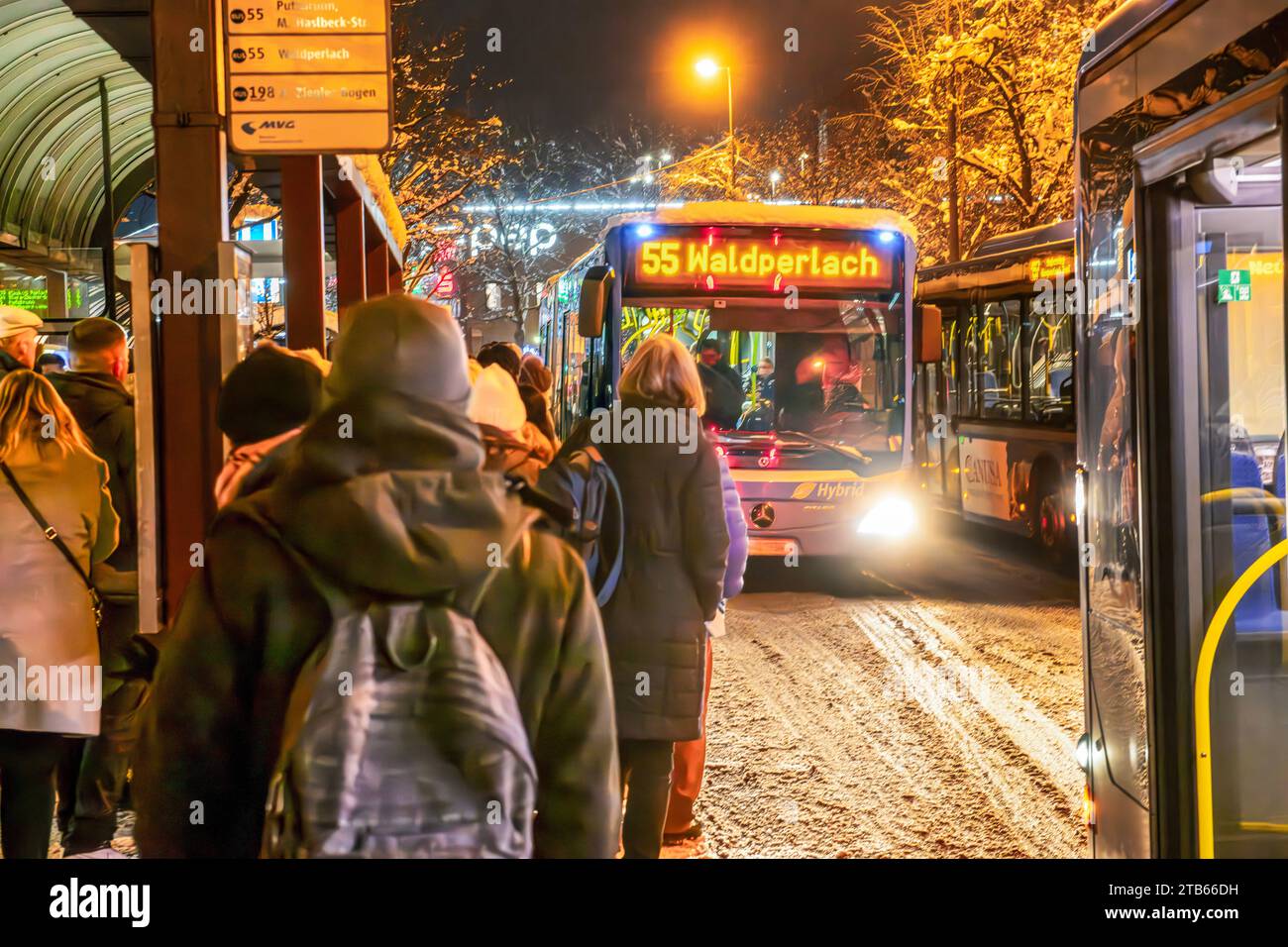 Fahrgäste warten auf ihre Busse, Busbahnhof Neuperlach Zentrum ...
