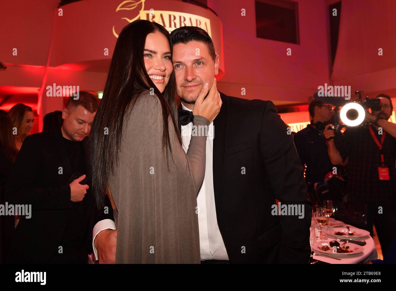 Adriana Lima mit Begleitung/Mon Cheri Barbara Tag/Isarpost/München/04 ...