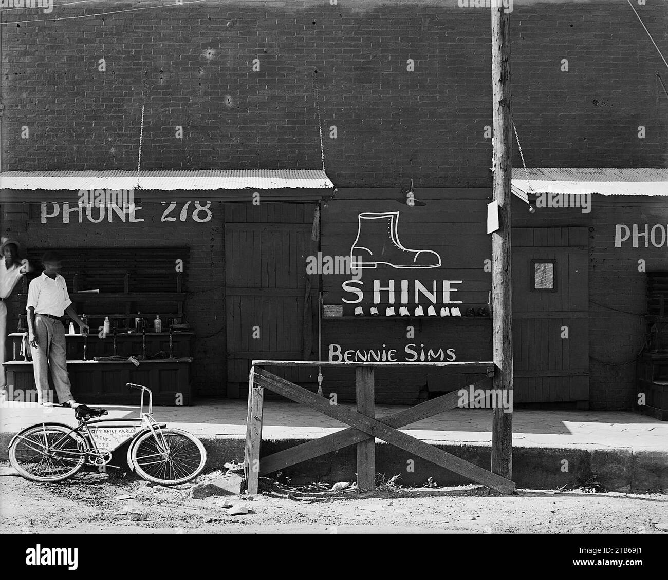 Walker Evans shoeshine stand Stock Photo - Alamy