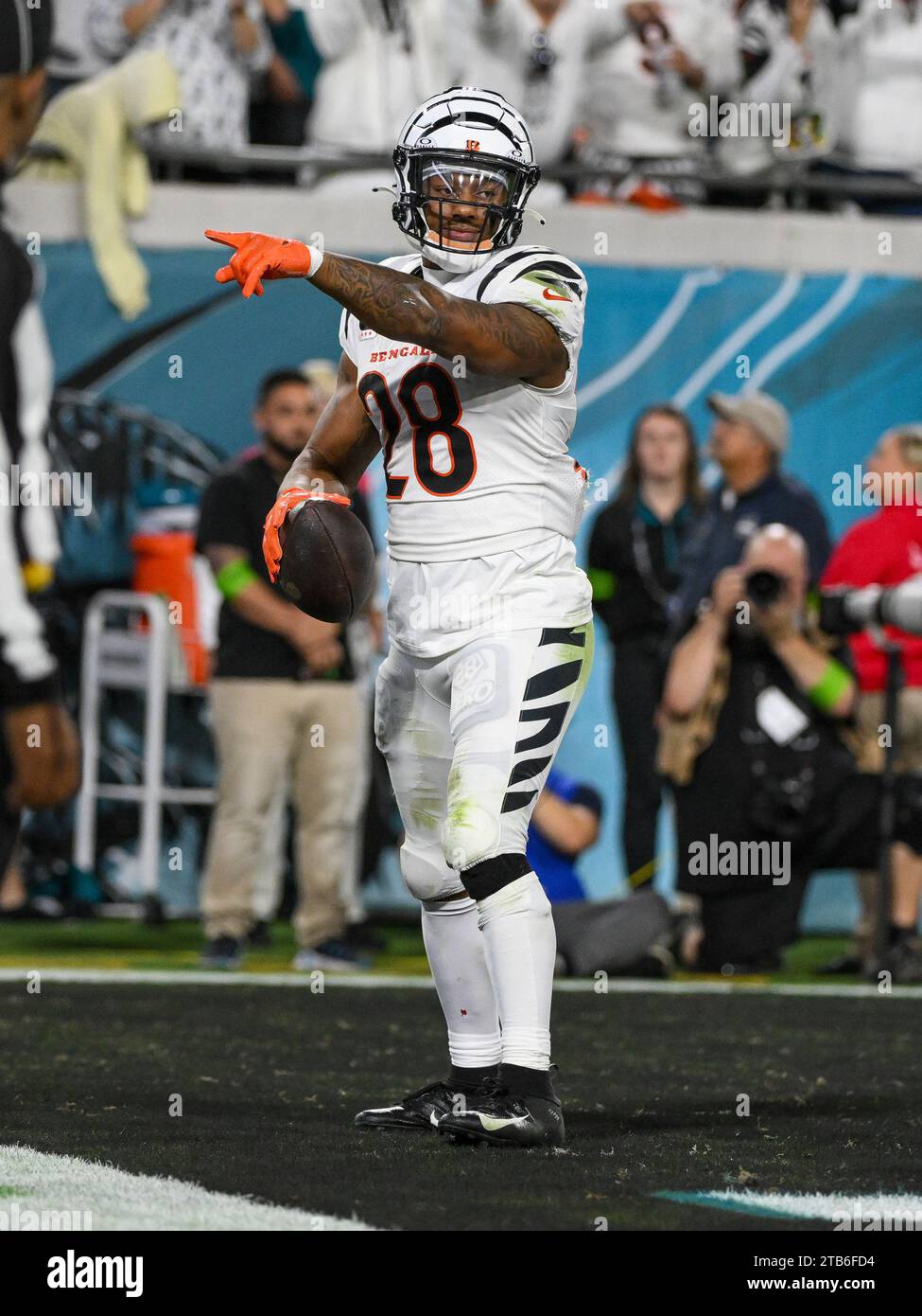 Jacksonville, FL, USA. 4th Dec, 2023. Cincinnati Bengals running back ...