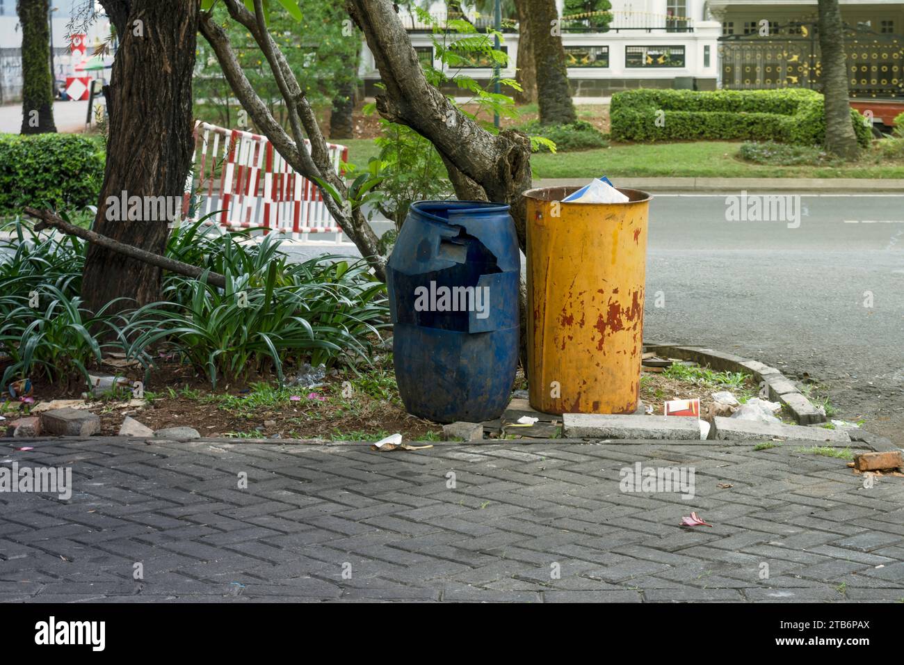 Garbage sidewalk sign hi-res stock photography and images - Alamy