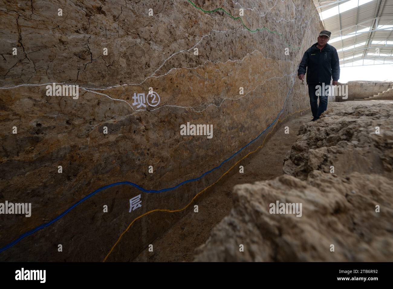 (231205) -- JINGMEN, Dec. 5, 2023 (Xinhua) -- An archeologist works at ...