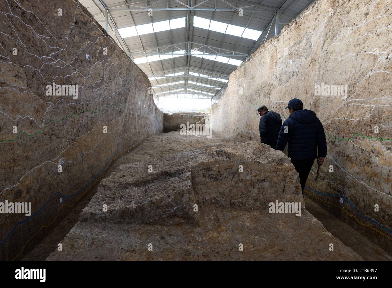 (231205) -- JINGMEN, Dec. 5, 2023 (Xinhua) -- Archeologists work at the ...